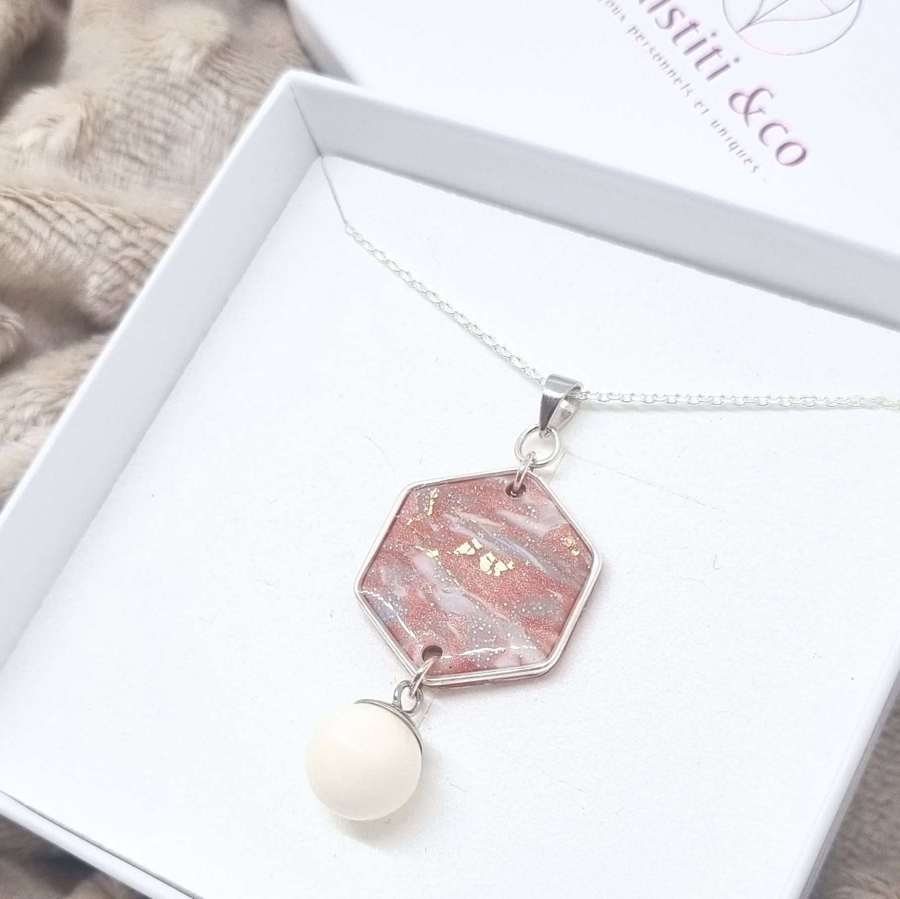 Collier avec pendentif hexagone & polymère et perle contenant votre...