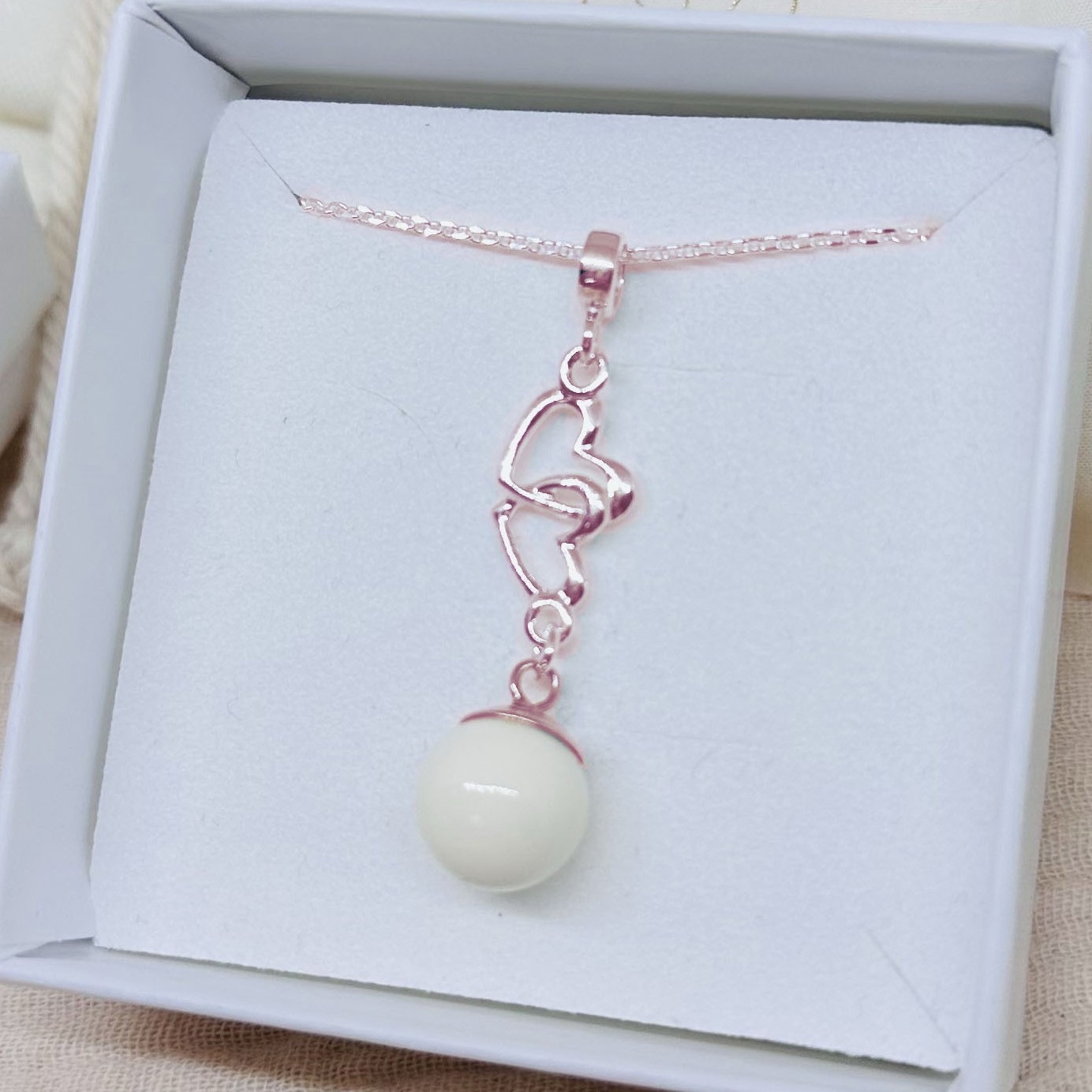 Collier avec pendentif coeur entrelacé doré à l'Or rose et perle co...