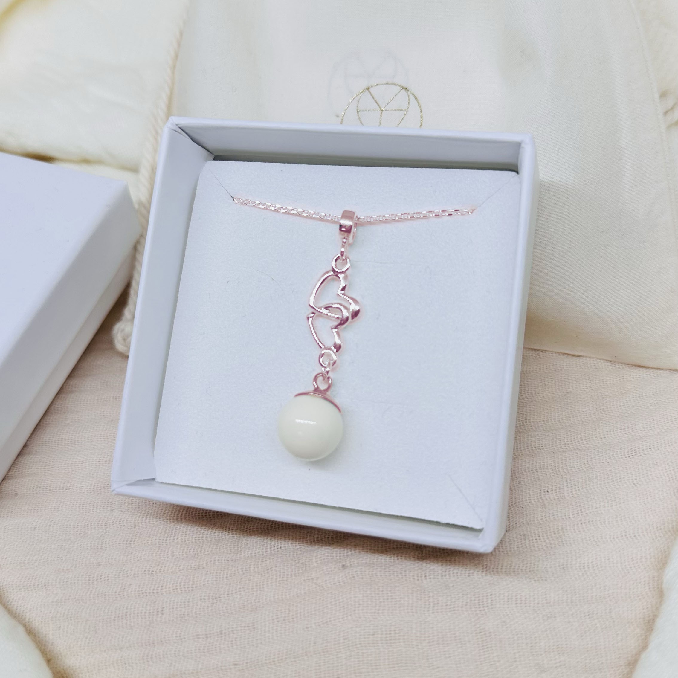 Collier avec pendentif coeur entrelacé doré à l'Or rose et perle co...