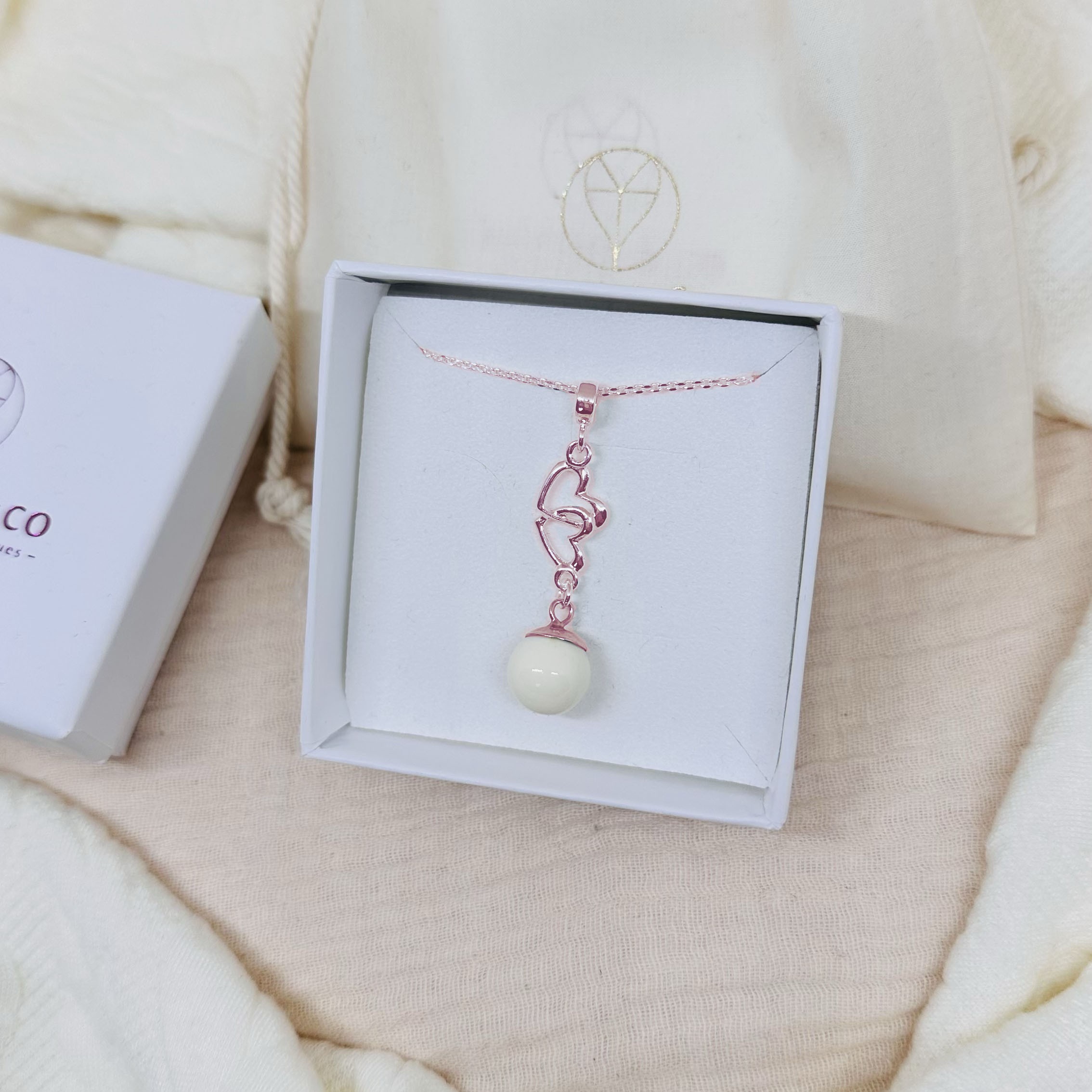 Collier avec pendentif coeur entrelacé doré à l'Or rose et perle co...